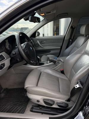 Black BMW 330 2006 in Vilnius, with an engine capacity of 2.99 L and mileage of 369 thousand km for 3550 €, photo 11 on AUTOMOTO.COM.LV