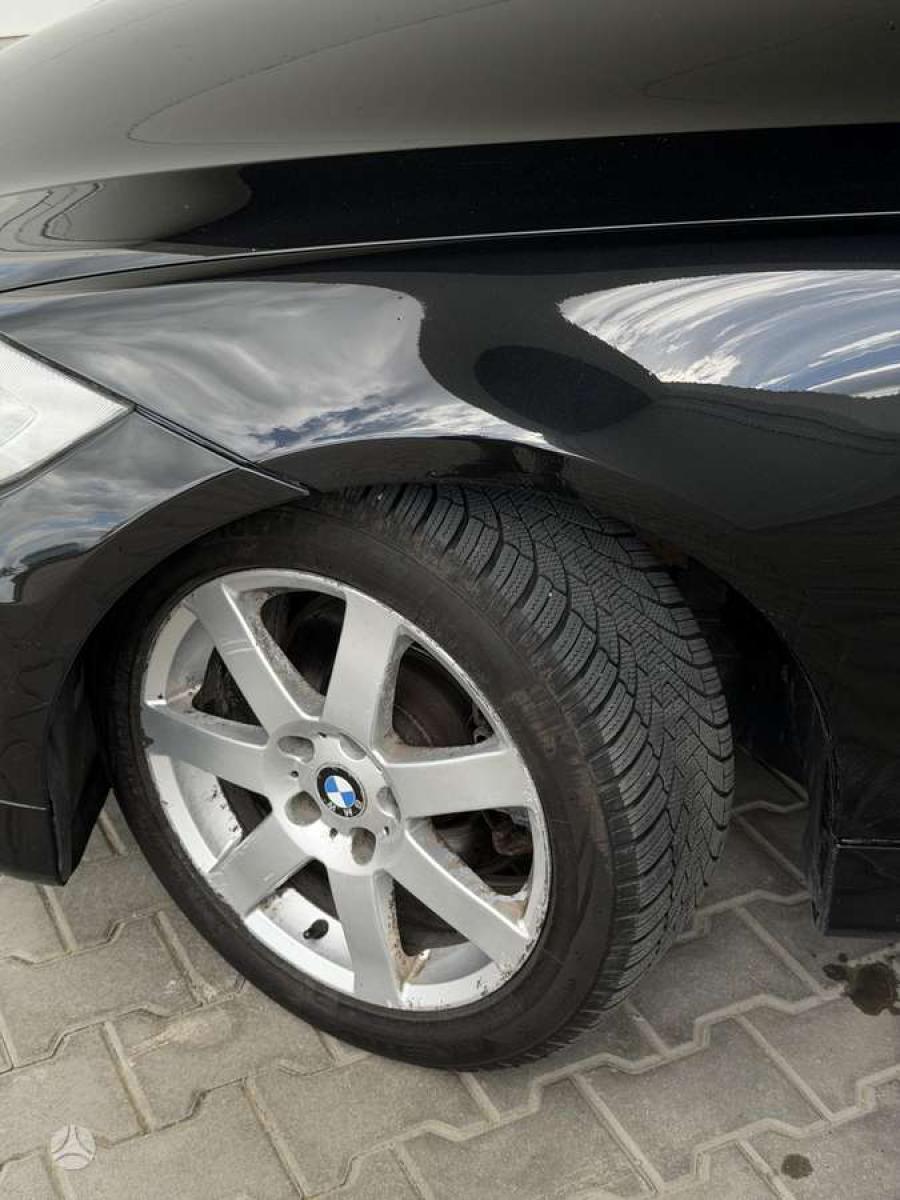 Black BMW 330 2006 in Vilnius, with an engine capacity of 2.99 L and mileage of 369 thousand km for 3550 €, photo 15 on AUTOMOTO.COM.LV