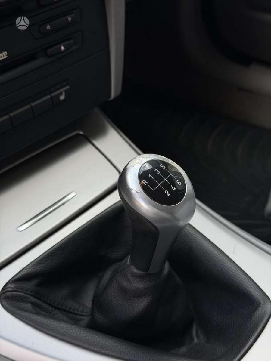 Black BMW 330 2006 in Vilnius, with an engine capacity of 2.99 L and mileage of 369 thousand km for 3550 €, photo 18 on AUTOMOTO.COM.LV