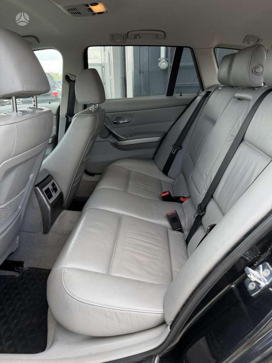 Black BMW 330 2006 in Vilnius, with an engine capacity of 2.99 L and mileage of 369 thousand km for 3550 €, photo 21 on AUTOMOTO.COM.LV