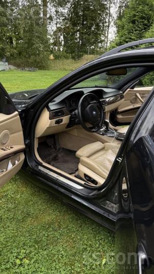 Black BMW 330 2006 in Riga, with an engine capacity of 3.00 L and mileage of 326 thousand km for 6700 €, photo 10 on AUTOMOTO.COM.LV