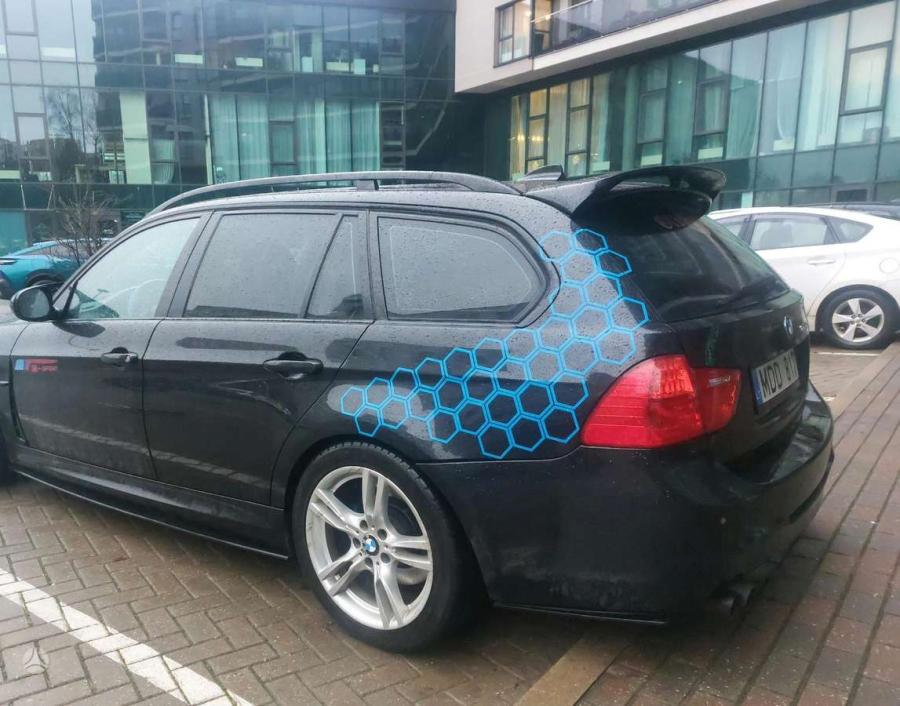 Melns BMW 330 2007 Viļņa, ar dzinēja tilpumu 3.00 L un nobraukumu 341 tūkst. km par 5950 €, foto 7 vietnē AUTOMOTO.COM.LV
