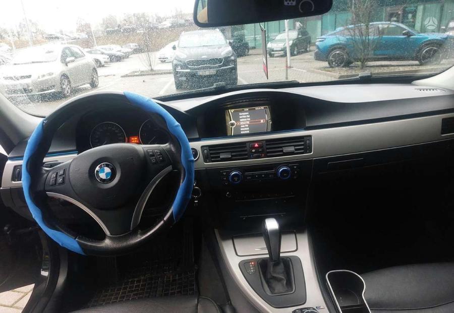 Melns BMW 330 2007 Viļņa, ar dzinēja tilpumu 3.00 L un nobraukumu 341 tūkst. km par 5950 €, foto 11 vietnē AUTOMOTO.COM.LV