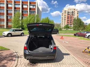 Black BMW 330 2007 in Riga, with an engine capacity of 3.00 L and mileage of 265 thousand km for 3990 €, photo 6 on AUTOMOTO.COM.LV