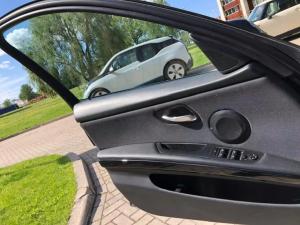 Black BMW 330 2007 in Riga, with an engine capacity of 3.00 L and mileage of 265 thousand km for 3990 €, photo 10 on AUTOMOTO.COM.LV