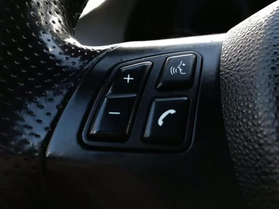 Black BMW 330 2007 in Riga, with an engine capacity of 3.00 L and mileage of 265 thousand km for 3990 €, photo 12 on AUTOMOTO.COM.LV
