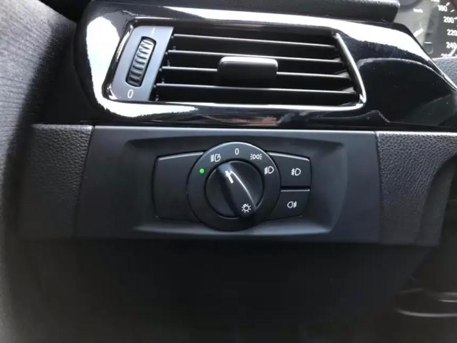 Black BMW 330 2007 in Riga, with an engine capacity of 3.00 L and mileage of 265 thousand km for 3990 €, photo 13 on AUTOMOTO.COM.LV