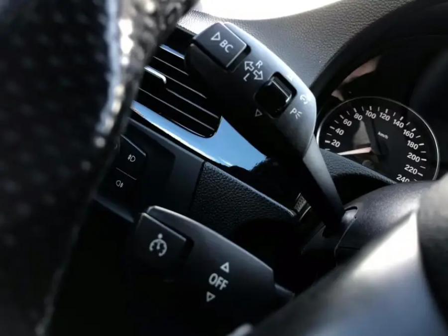 Black BMW 330 2007 in Riga, with an engine capacity of 3.00 L and mileage of 265 thousand km for 3990 €, photo 20 on AUTOMOTO.COM.LV
