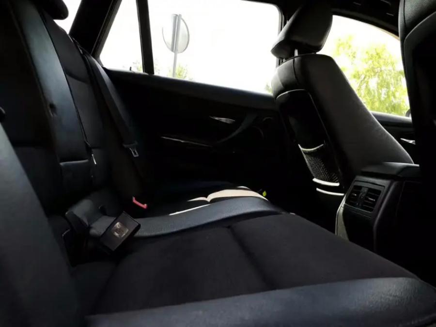 Black BMW 330 2007 in Riga, with an engine capacity of 3.00 L and mileage of 265 thousand km for 3990 €, photo 21 on AUTOMOTO.COM.LV