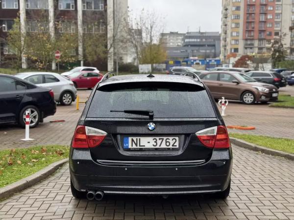 Black BMW 330 2007 in Riga, with an engine capacity of 3.00 L and mileage of 396 thousand km for 3990 €, photo 4 on AUTOMOTO.COM.LV