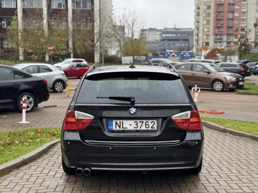 Black BMW 330 2007 in Riga, with an engine capacity of 3.00 L and mileage of 396 thousand km for 3990 €, photo 5 on AUTOMOTO.COM.LV