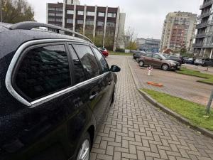 Black BMW 330 2007 in Riga, with an engine capacity of 3.00 L and mileage of 396 thousand km for 3990 €, photo 6 on AUTOMOTO.COM.LV
