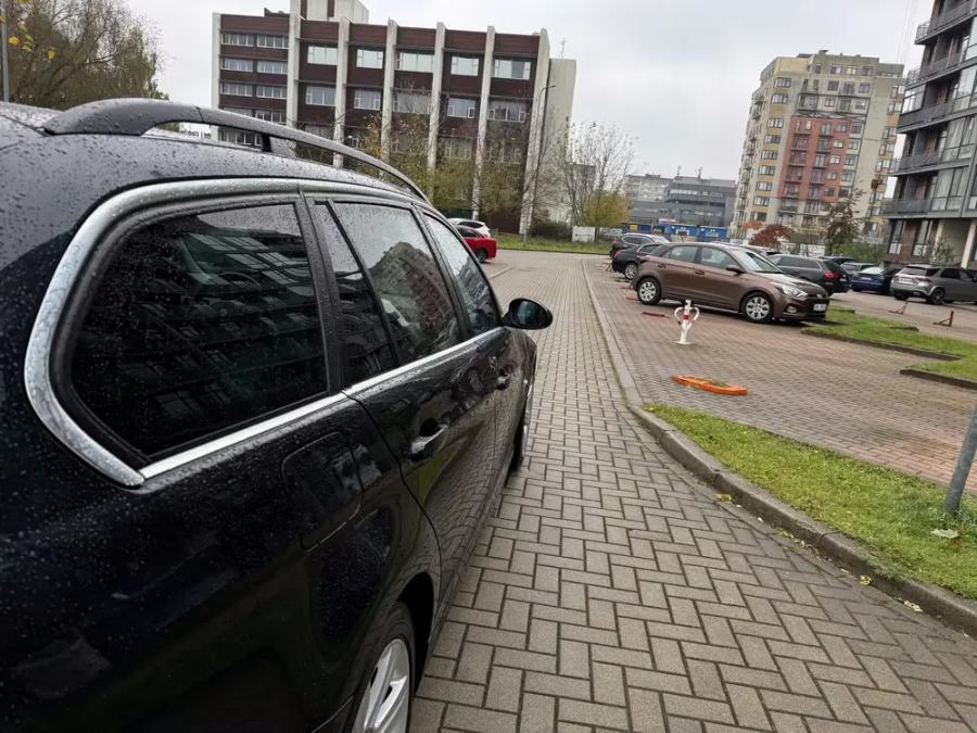Black BMW 330 2007 in Riga, with an engine capacity of 3.00 L and mileage of 396 thousand km for 3990 €, photo 6 on AUTOMOTO.COM.LV