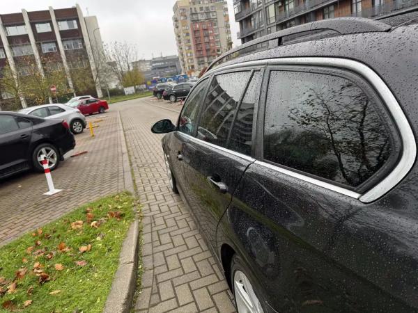 Black BMW 330 2007 in Riga, with an engine capacity of 3.00 L and mileage of 396 thousand km for 3990 €, photo 6 on AUTOMOTO.COM.LV
