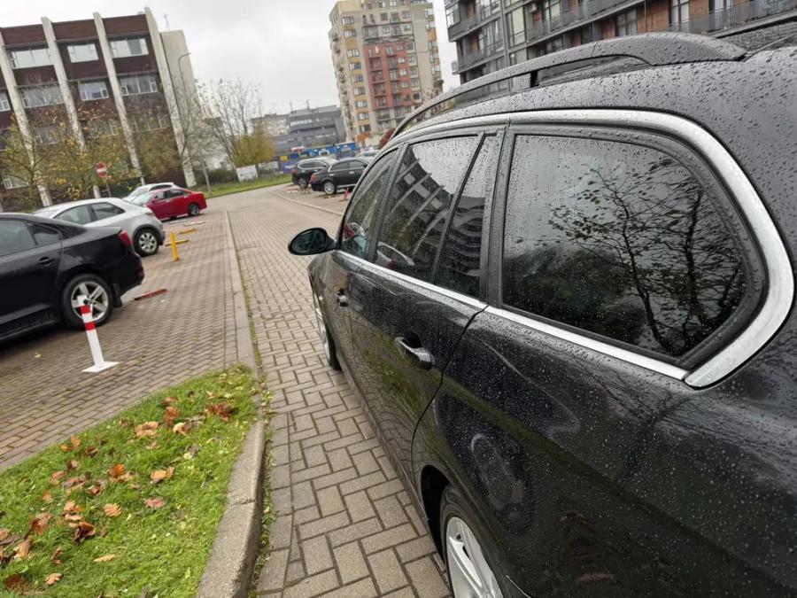 Black BMW 330 2007 in Riga, with an engine capacity of 3.00 L and mileage of 396 thousand km for 3990 €, photo 7 on AUTOMOTO.COM.LV