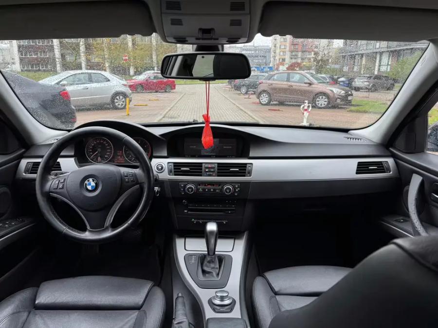 Black BMW 330 2007 in Riga, with an engine capacity of 3.00 L and mileage of 396 thousand km for 3990 €, photo 9 on AUTOMOTO.COM.LV