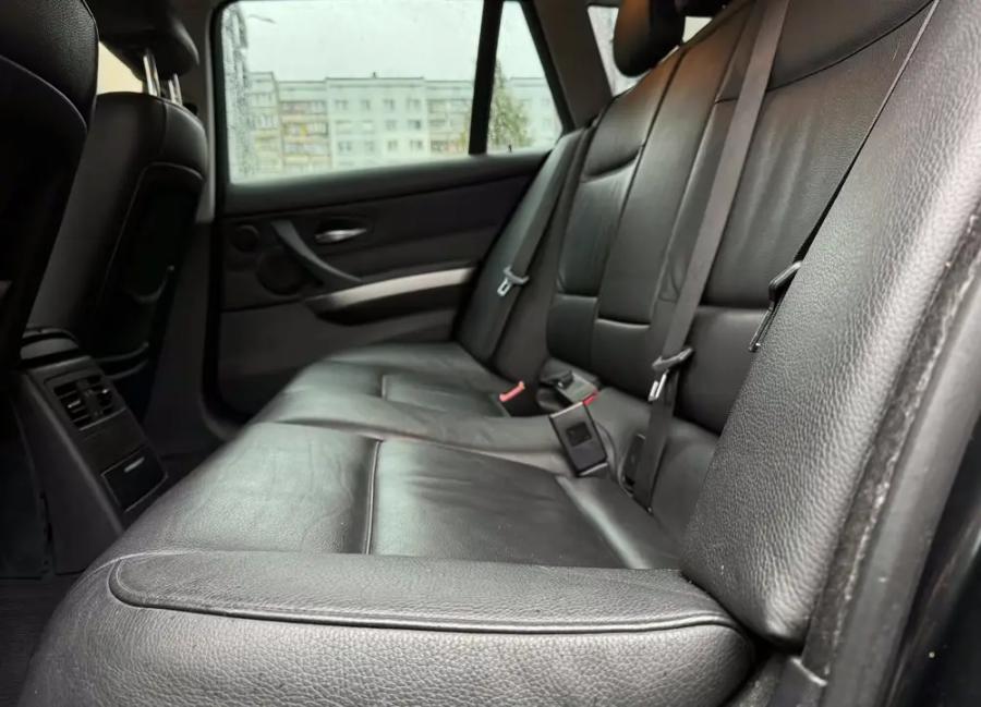 Black BMW 330 2007 in Riga, with an engine capacity of 3.00 L and mileage of 396 thousand km for 3990 €, photo 10 on AUTOMOTO.COM.LV