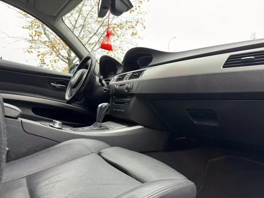 Black BMW 330 2007 in Riga, with an engine capacity of 3.00 L and mileage of 396 thousand km for 3990 €, photo 11 on AUTOMOTO.COM.LV