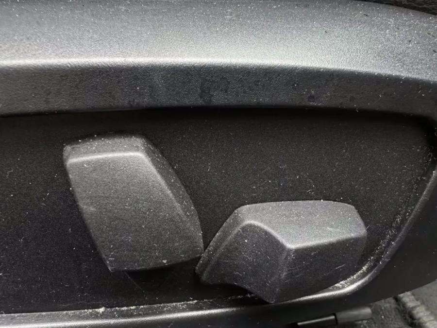 Black BMW 330 2007 in Riga, with an engine capacity of 3.00 L and mileage of 396 thousand km for 3990 €, photo 19 on AUTOMOTO.COM.LV