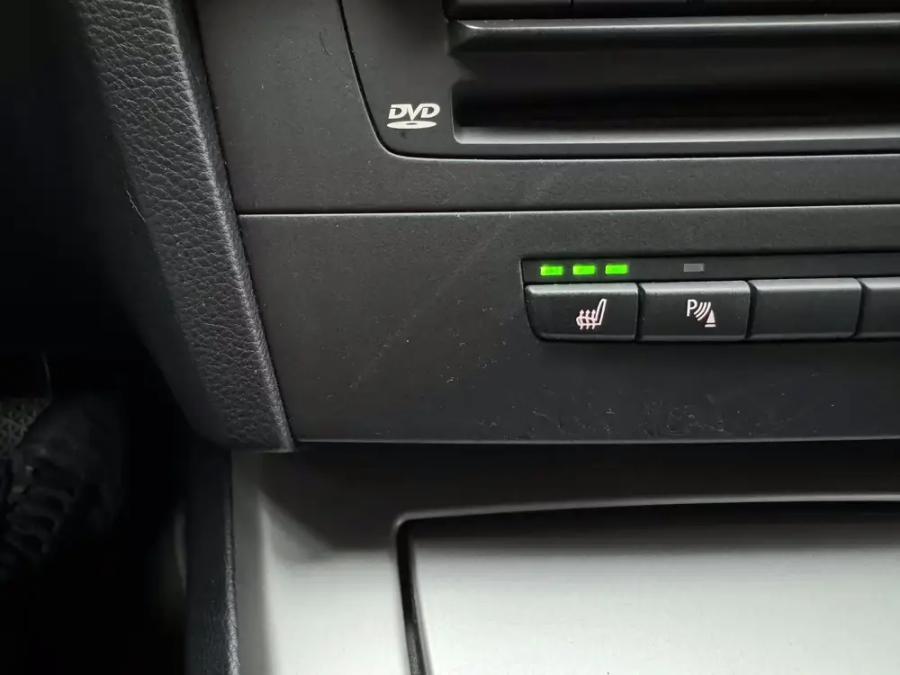 Black BMW 330 2007 in Riga, with an engine capacity of 3.00 L and mileage of 396 thousand km for 3990 €, photo 26 on AUTOMOTO.COM.LV