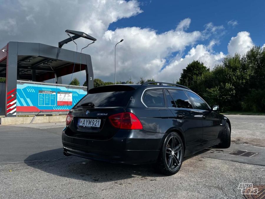 Black BMW 330 2007 in Vilnius, with an engine capacity of 3.00 L and mileage of 290 thousand km for 3500 €, photo 5 on AUTOMOTO.COM.LV