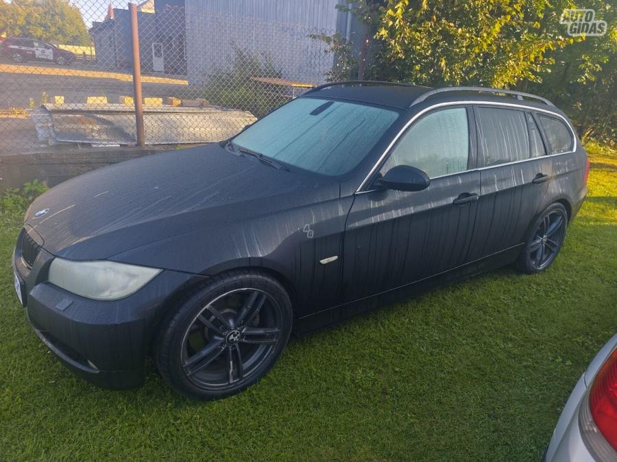 Black BMW 330 2007 in Vilnius, with an engine capacity of 3.00 L and mileage of 290 thousand km for 3500 €, photo 12 on AUTOMOTO.COM.LV