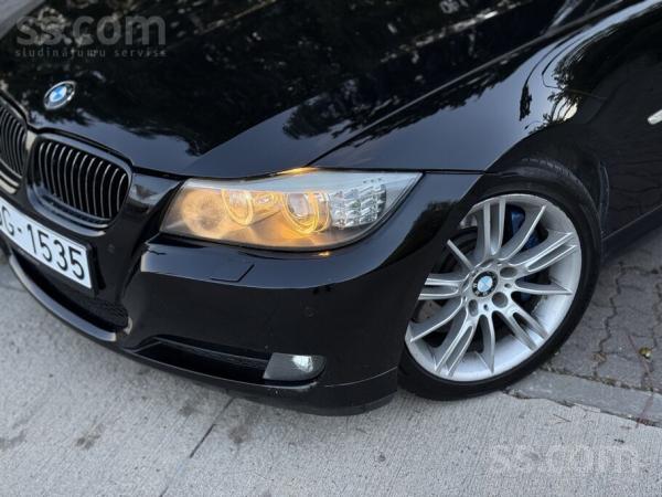 Black BMW 330 2008 in Jelgava, with an engine capacity of 3.00 L and mileage of 328 thousand km for 5790 €, photo 3 on AUTOMOTO.COM.LV