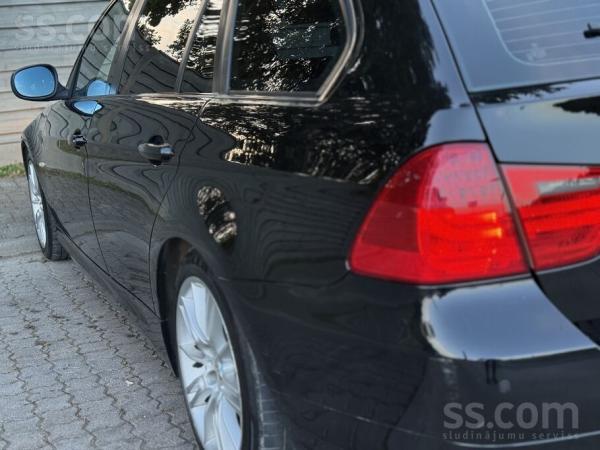 Black BMW 330 2008 in Jelgava, with an engine capacity of 3.00 L and mileage of 328 thousand km for 5790 €, photo 9 on AUTOMOTO.COM.LV