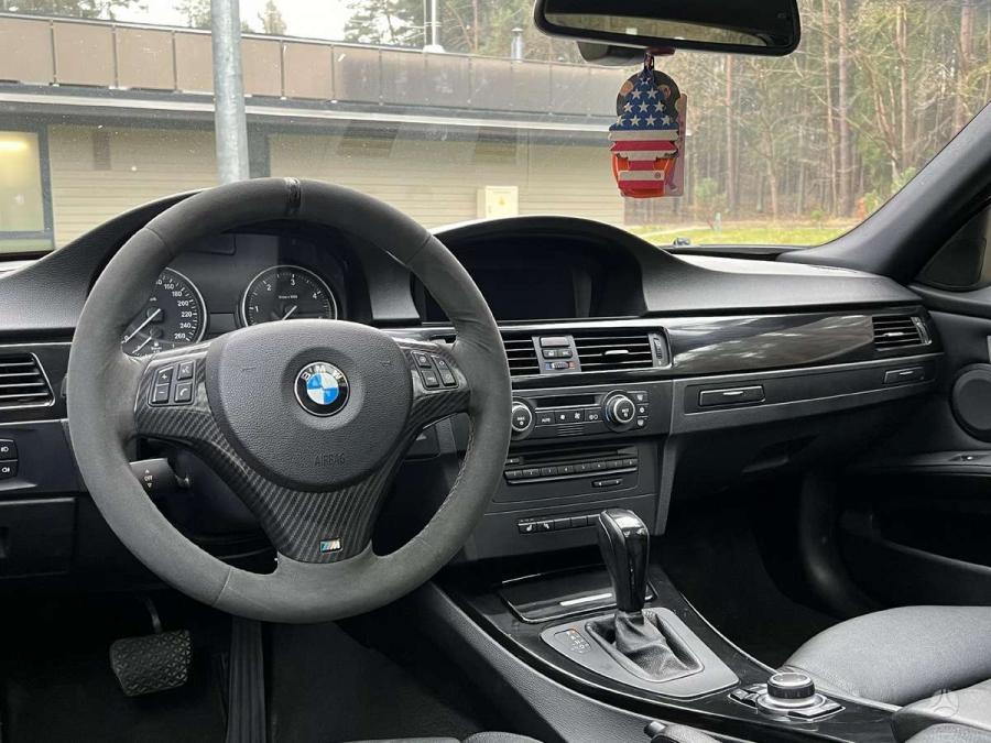 Melns BMW 330 2008 Viļņa, ar dzinēja tilpumu 2.99 L un nobraukumu 300 tūkst. km par 5600 €, foto 12 vietnē AUTOMOTO.COM.LV