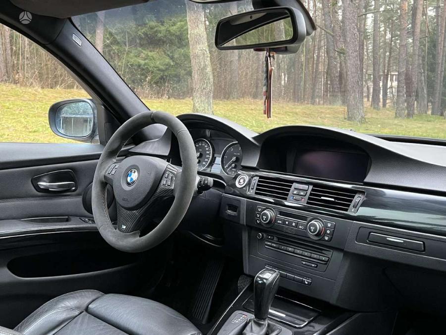 Melns BMW 330 2008 Viļņa, ar dzinēja tilpumu 2.99 L un nobraukumu 300 tūkst. km par 5600 €, foto 17 vietnē AUTOMOTO.COM.LV