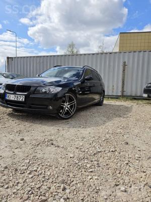 Black BMW 330 2008 in Riga, with an engine capacity of 3.00 L and mileage of 325 thousand km for 4500 €, photo 4 on AUTOMOTO.COM.LV