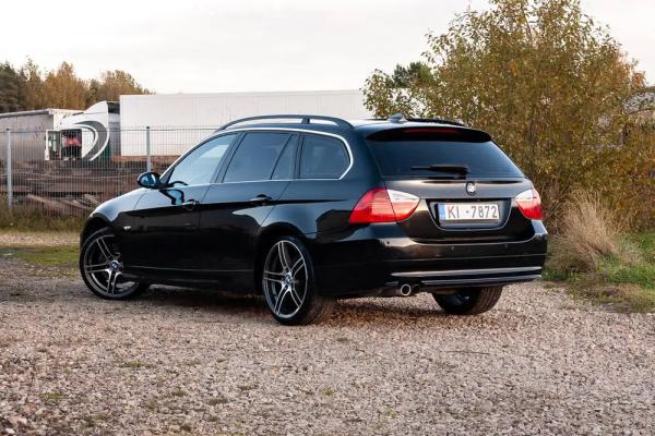 Black BMW 330 2008 in Riga, with an engine capacity of 3.00 L and mileage of 320 thousand km for 4995 €, photo 2 on AUTOMOTO.COM.LV