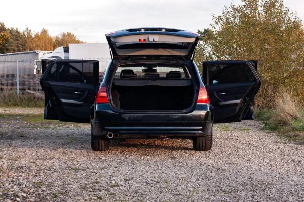 Black BMW 330 2008 in Riga, with an engine capacity of 3.00 L and mileage of 320 thousand km for 4995 €, photo 5 on AUTOMOTO.COM.LV