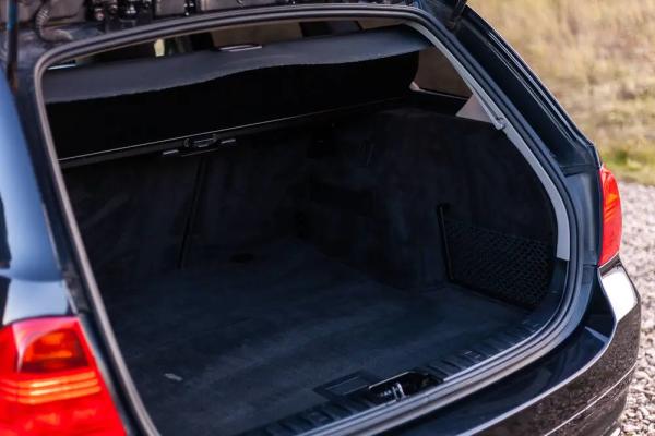 Black BMW 330 2008 in Riga, with an engine capacity of 3.00 L and mileage of 320 thousand km for 4995 €, photo 9 on AUTOMOTO.COM.LV