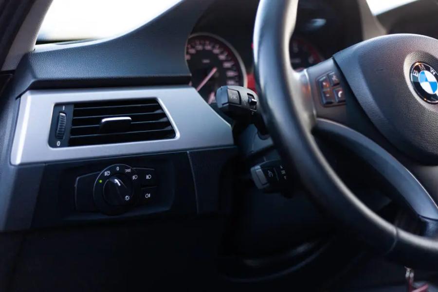 Melns BMW 330 2008 Rīga, ar dzinēja tilpumu 3.00 L un nobraukumu 320 tūkst. km par 4995 €, foto 17 vietnē AUTOMOTO.COM.LV
