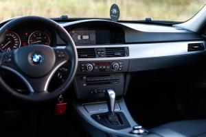 Melns BMW 330 2008 Rīga, ar dzinēja tilpumu 3.00 L un nobraukumu 320 tūkst. km par 4995 €, foto 24 vietnē AUTOMOTO.COM.LV