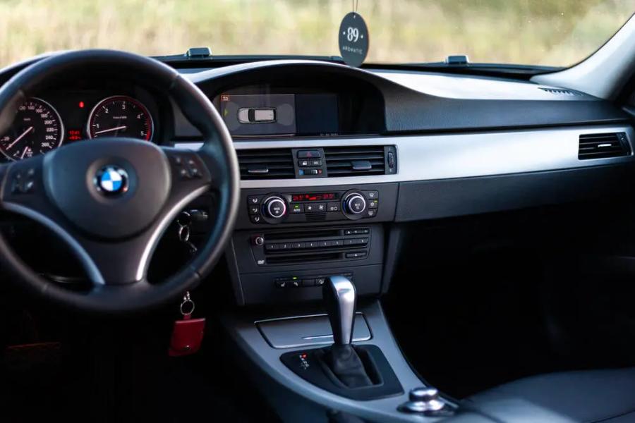 Melns BMW 330 2008 Rīga, ar dzinēja tilpumu 3.00 L un nobraukumu 320 tūkst. km par 4995 €, foto 24 vietnē AUTOMOTO.COM.LV