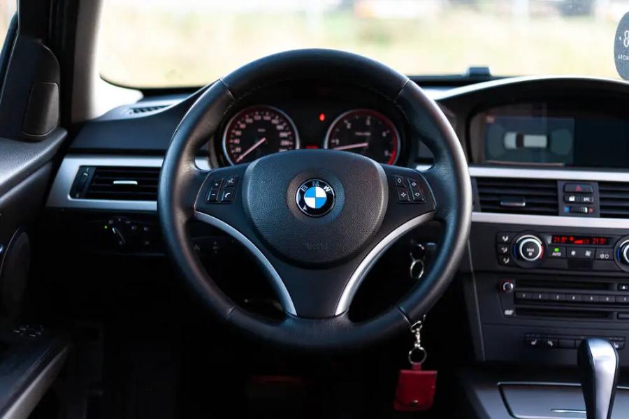 Melns BMW 330 2008 Rīga, ar dzinēja tilpumu 3.00 L un nobraukumu 320 tūkst. km par 4995 €, foto 25 vietnē AUTOMOTO.COM.LV