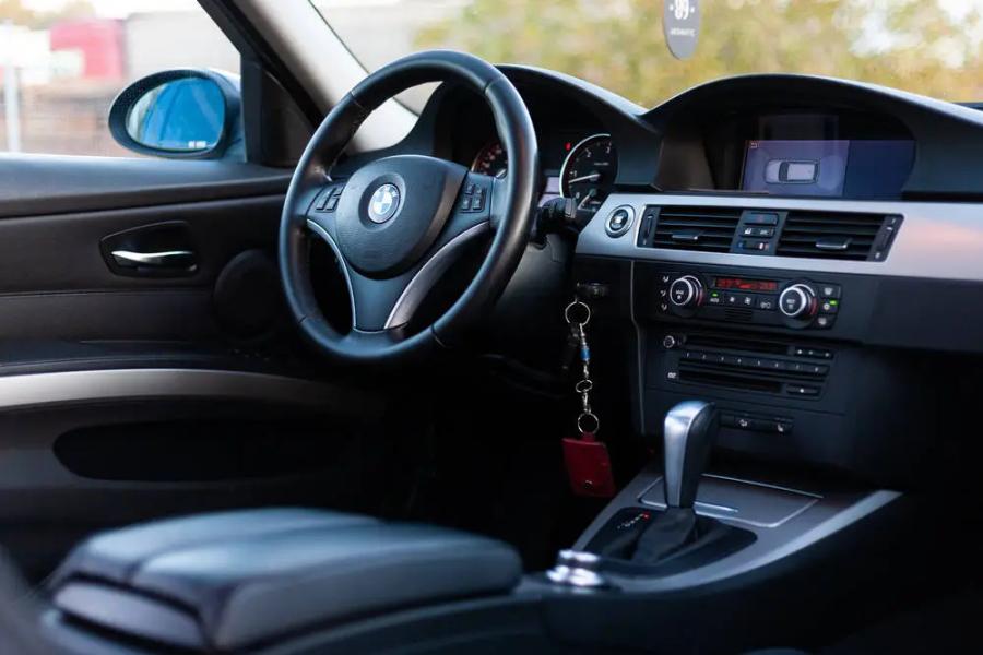 Melns BMW 330 2008 Rīga, ar dzinēja tilpumu 3.00 L un nobraukumu 320 tūkst. km par 4995 €, foto 26 vietnē AUTOMOTO.COM.LV
