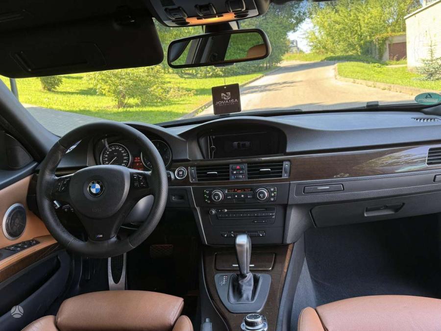 Black BMW 330 2008 in Siauliai, with an engine capacity of 2.99 L and mileage of 252 thousand km for 7490 €, photo 13 on AUTOMOTO.COM.LV