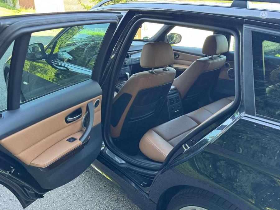 Black BMW 330 2008 in Siauliai, with an engine capacity of 2.99 L and mileage of 252 thousand km for 7490 €, photo 16 on AUTOMOTO.COM.LV