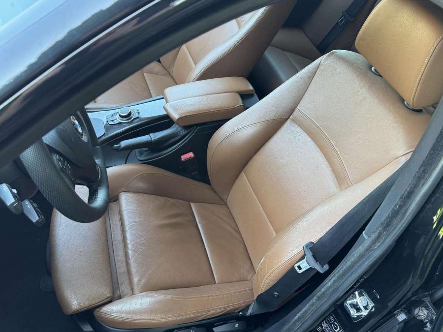 Black BMW 330 2008 in Siauliai, with an engine capacity of 2.99 L and mileage of 252 thousand km for 7490 €, photo 18 on AUTOMOTO.COM.LV
