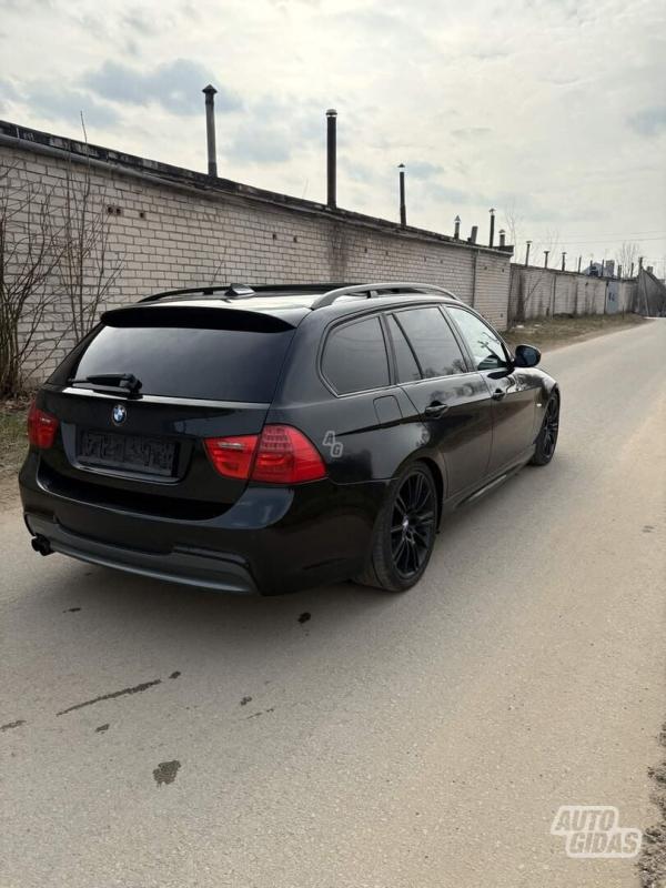 Black BMW 330 2009 in Jurbarkas, with an engine capacity of 3.00 L and mileage of 286 thousand km for 6300 €, photo 5 on AUTOMOTO.COM.LV