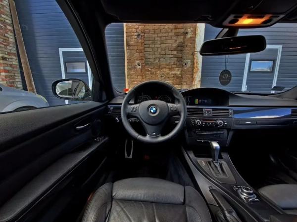 Black BMW 330 2009 in Riga, with an engine capacity of 3.00 L and mileage of 319 thousand km for 5000 €, photo 2 on AUTOMOTO.COM.LV