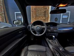 Black BMW 330 2009 in Riga, with an engine capacity of 3.00 L and mileage of 319 thousand km for 5000 €, photo 3 on AUTOMOTO.COM.LV