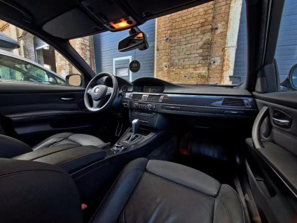 Black BMW 330 2009 in Riga, with an engine capacity of 3.00 L and mileage of 319 thousand km for 5000 €, photo 3 on AUTOMOTO.COM.LV
