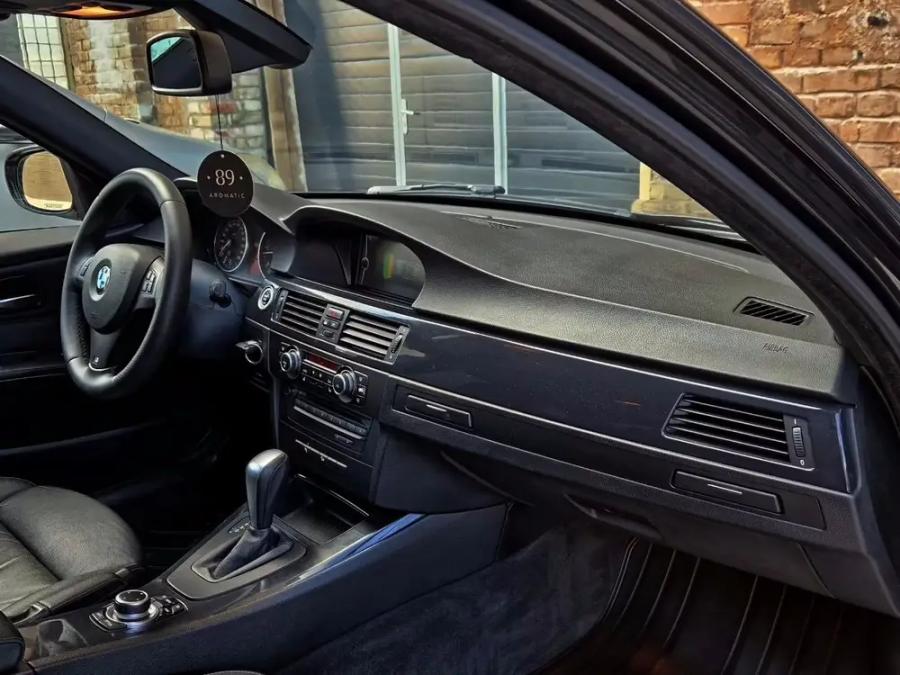 Black BMW 330 2009 in Riga, with an engine capacity of 3.00 L and mileage of 319 thousand km for 5000 €, photo 5 on AUTOMOTO.COM.LV