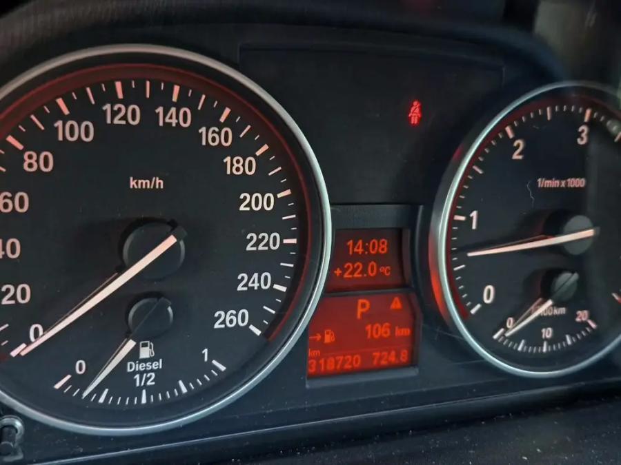 Black BMW 330 2009 in Riga, with an engine capacity of 3.00 L and mileage of 319 thousand km for 5000 €, photo 6 on AUTOMOTO.COM.LV