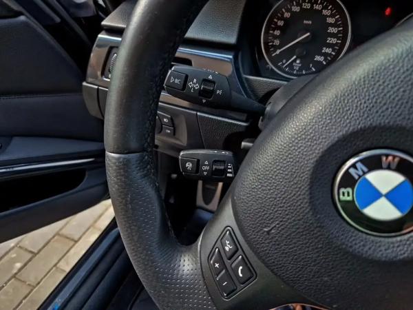 Black BMW 330 2009 in Riga, with an engine capacity of 3.00 L and mileage of 319 thousand km for 5000 €, photo 7 on AUTOMOTO.COM.LV