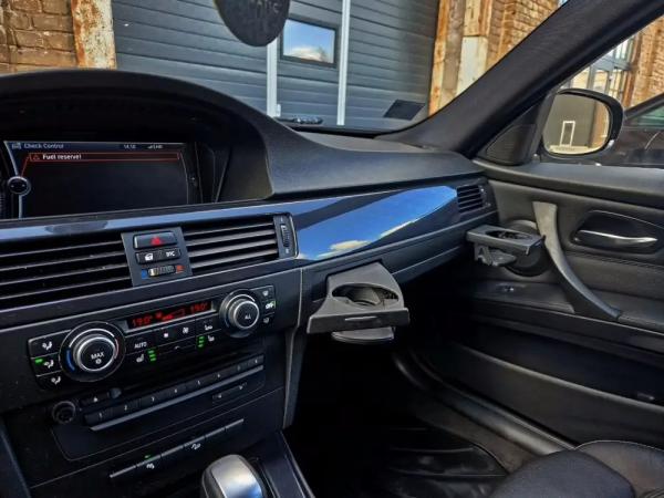 Black BMW 330 2009 in Riga, with an engine capacity of 3.00 L and mileage of 319 thousand km for 5000 €, photo 9 on AUTOMOTO.COM.LV